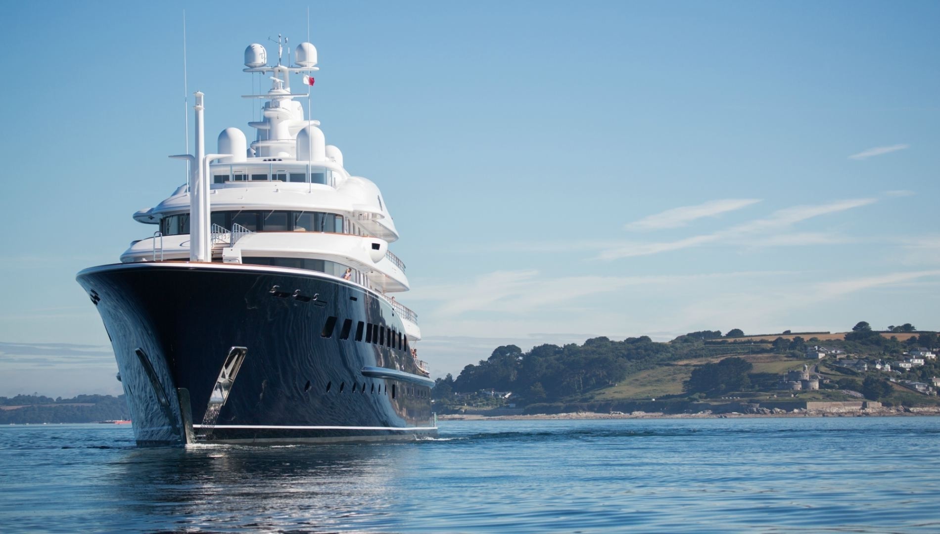 Yacht AQUILA, Derecktor | CHARTERWORLD Luxury Superyacht Charters